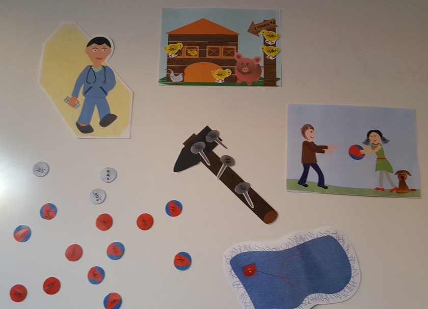 PRIESAGŲ PLAKATĖLIAI – korsigita